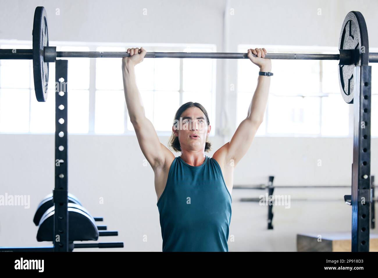 Musculation de l'homme en salle de gym, entraînement ou exercice pour ...