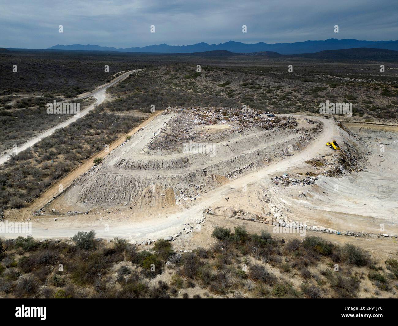 A Drone Aerial vue de dessus grande pile de déchets, pile de déchets ...