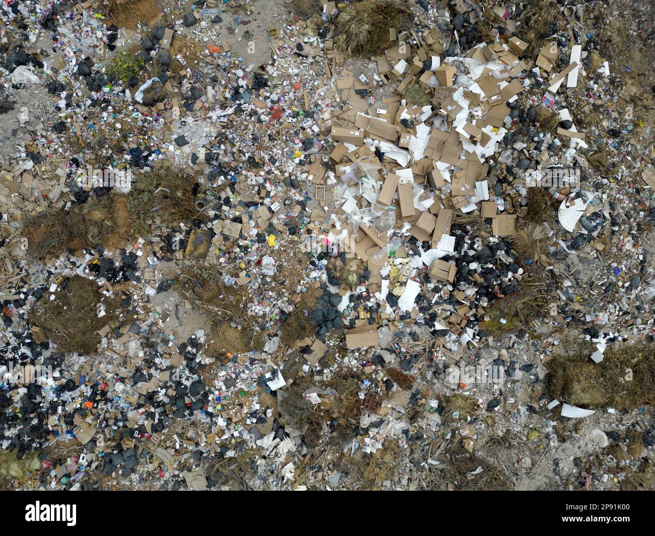 A Drone Aerial vue de dessus grande pile de déchets, pile de déchets ...