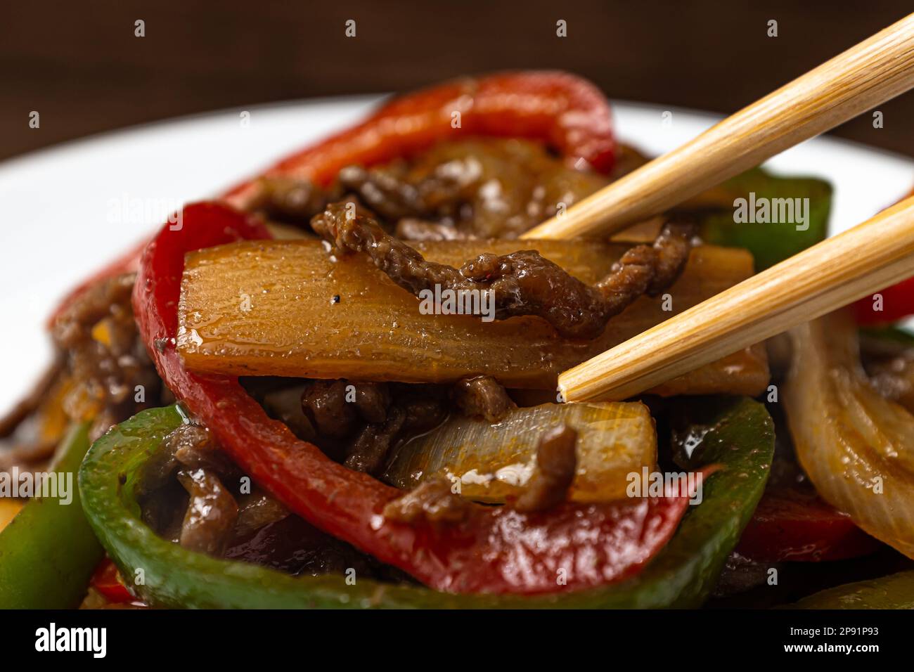 culture alimentaire chinoise. Viande et légumes sautés de style chinois ...