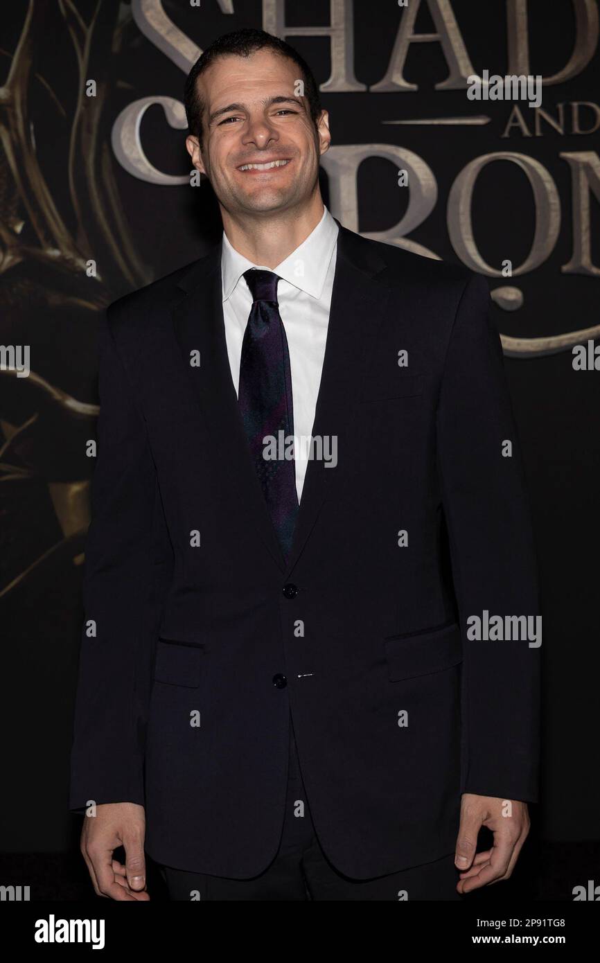 Pouya Shahbazian assiste aux arrivées de Netflix Shadow and Bone ...