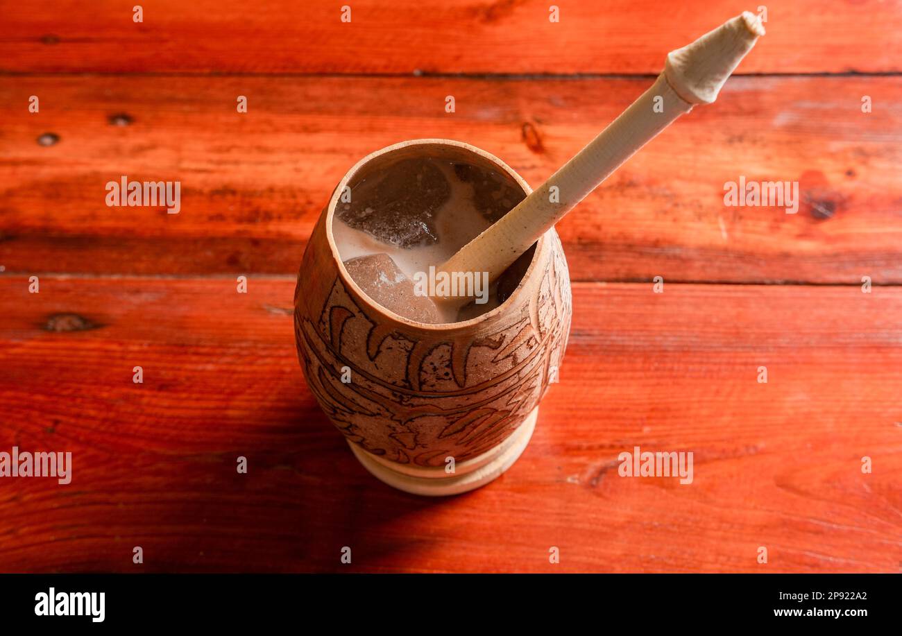 Boisson de cacao nicaraguayenne dans la jicara artisanale. Boisson au ...