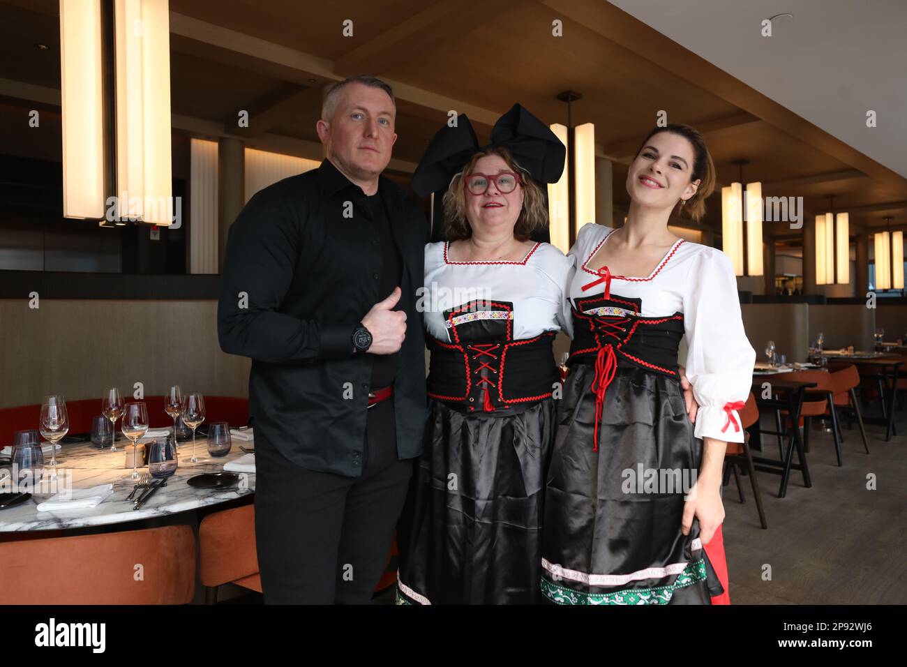 Le chef Olivier Elzer avec sa mère Dorothée Elzer et sa sœur Aurélie ...