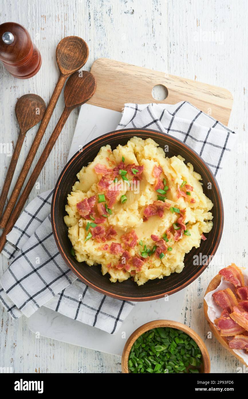 Purée de pommes de terre. Purée de pommes de terre au bacon avec oignon ...
