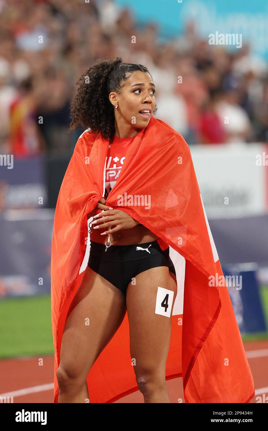 Mujinga KAMBUNDJI célèbre avec le drapeau suisse après avoir remporté ...