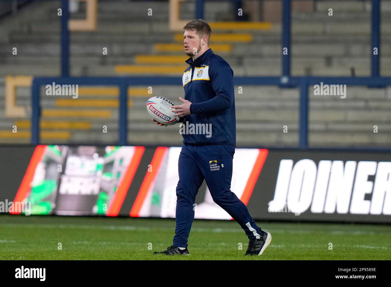 Tom Holroyd #18 de Leeds Rhinos inspecte le terrain avant le match de ...