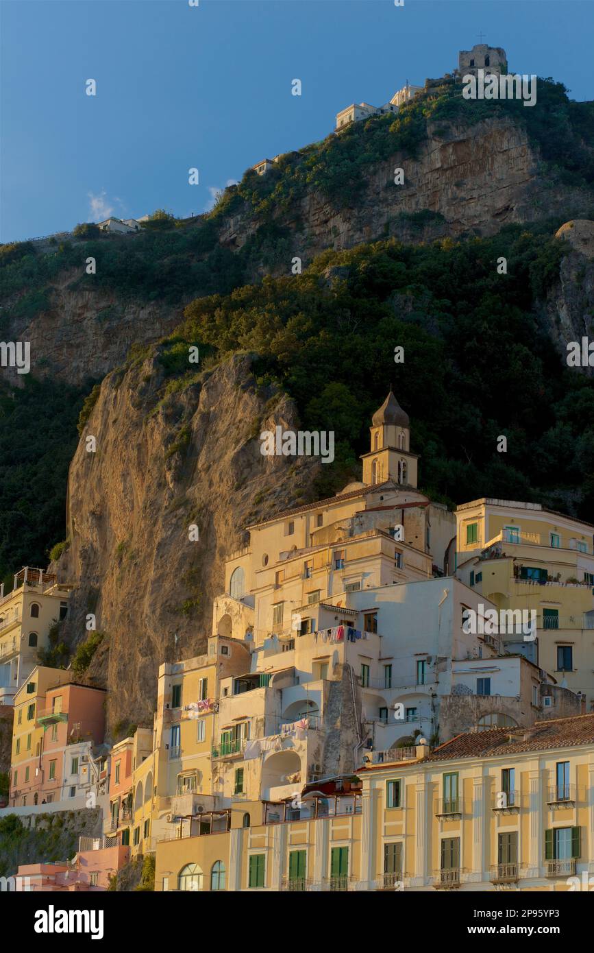 Architecture locale. Les bâtiments embrassent la colline escarpée de la ...
