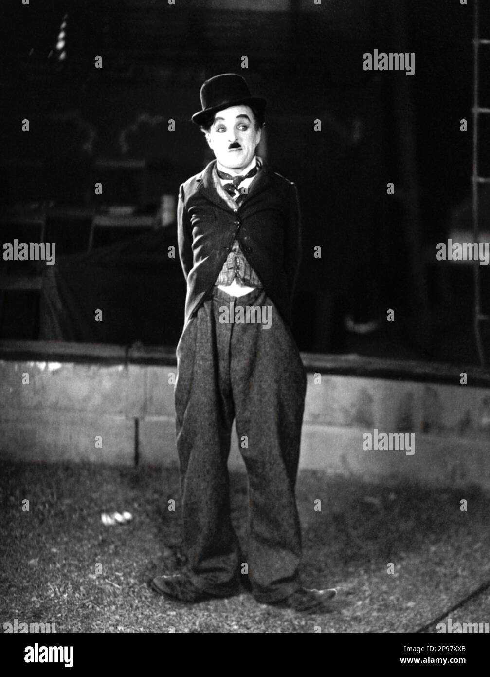 1928 : l'acteur et réalisateur SILENCIEUX CHARLES CHAPLIN ( 1889 - 1977 ) . Le film muet PRIMÉ ...
