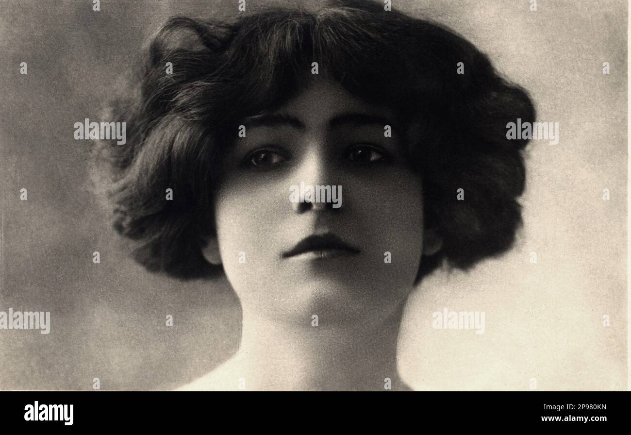 1905 CA , Paris , France : l'actrice française du Casino de Paris ...