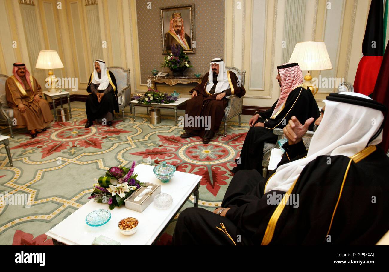 From left to right, Bahrain's King Hamad bin Issa al-Khalifa, Emir of ...