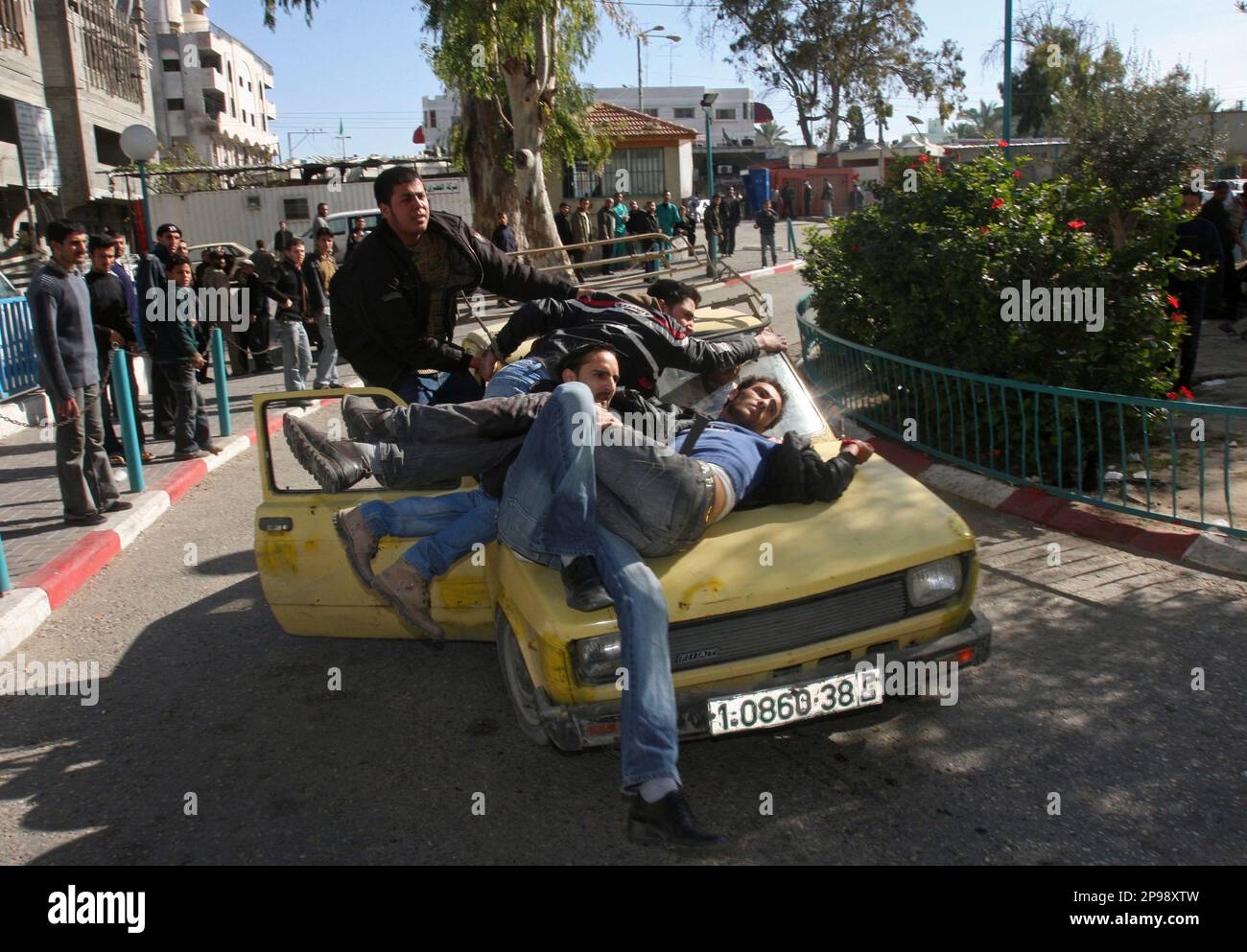 Wounded Palestinians are driven away from the house of top Hamas ...