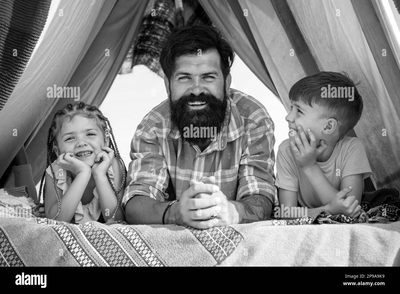 Un Jeune Papa Hipster Barbu Joue Avec Ses Enfants Dans Une Salle De
