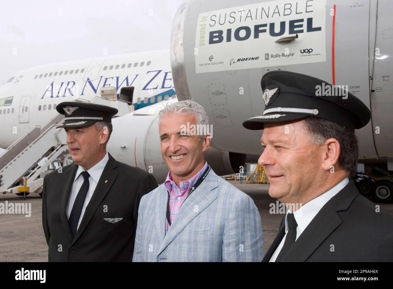 Test Pilot Captain Keith Pattie, right, Air New Zealand's Chief Pilot ...
