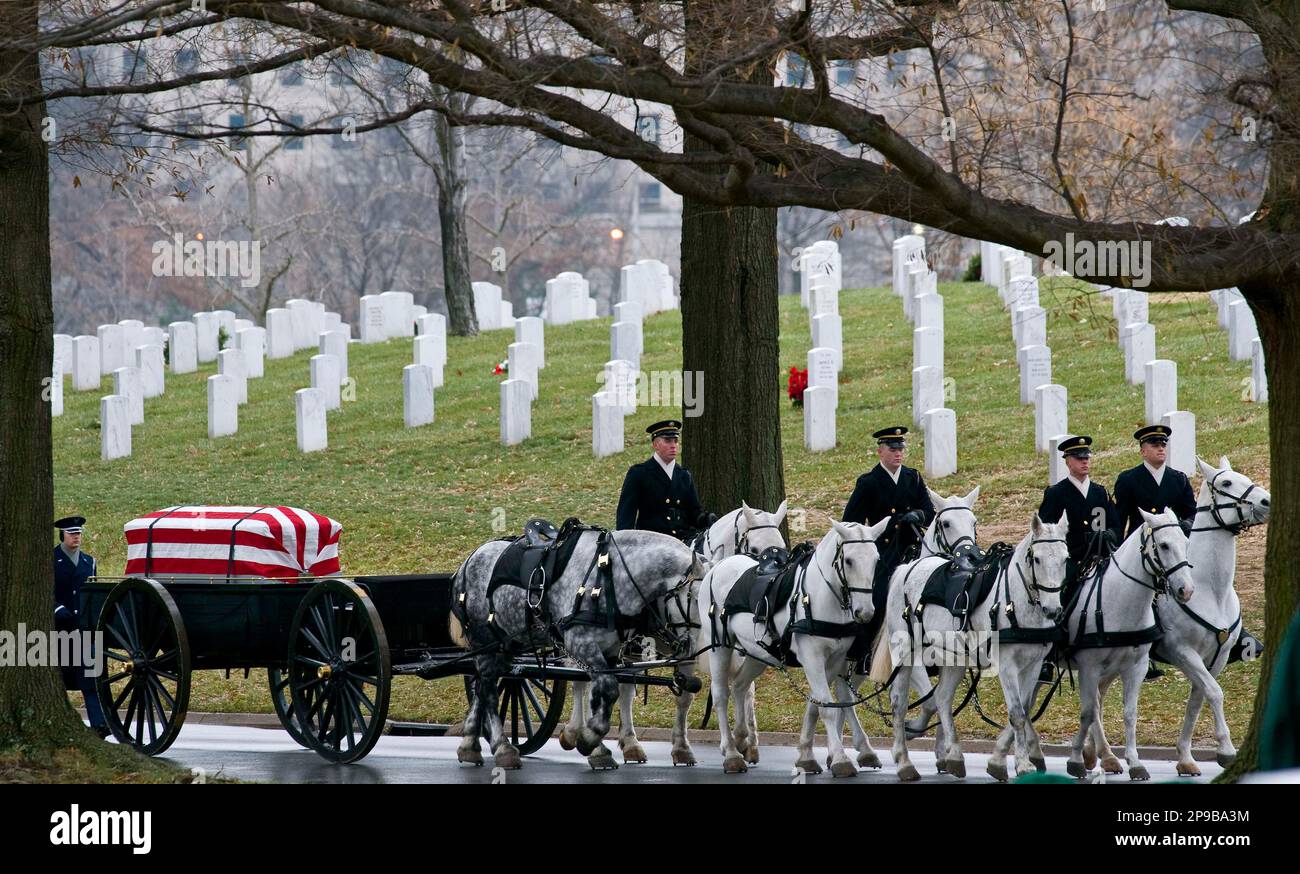 A caisson carries the commingled remains of Vietnam Veterans Maj ...