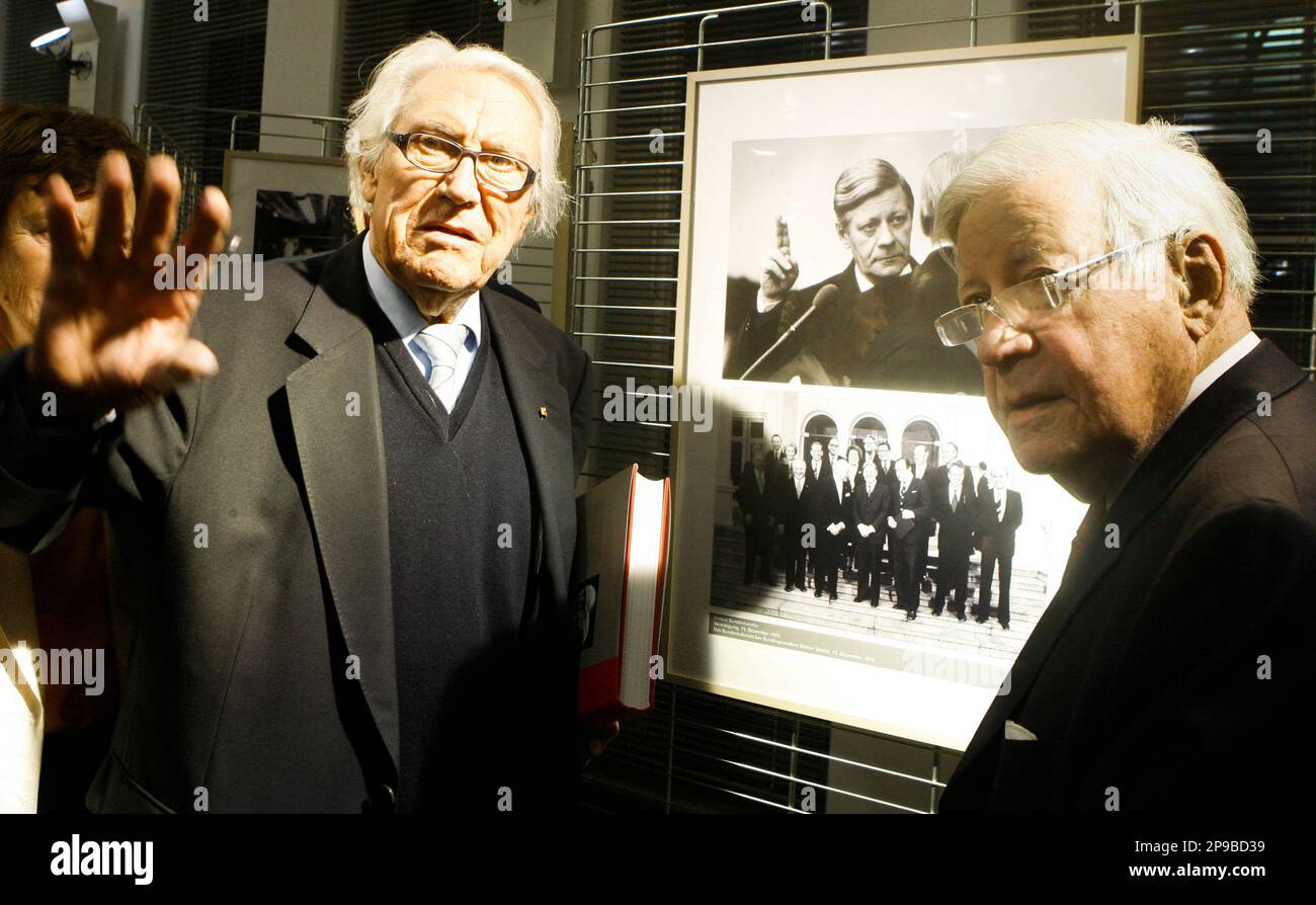 Der ehemalige Bundeskanzler Helmut Schmidt, rechts, und der Fotograf Josef "Jupp" Darchinger ...
