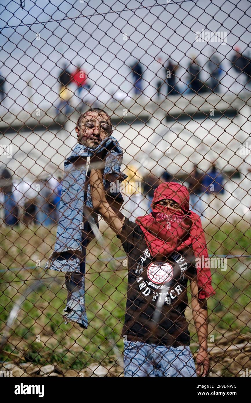 ** EDS NOTE GRAPHIC CONTENT ** A prisoner holds up the decapitated head ...