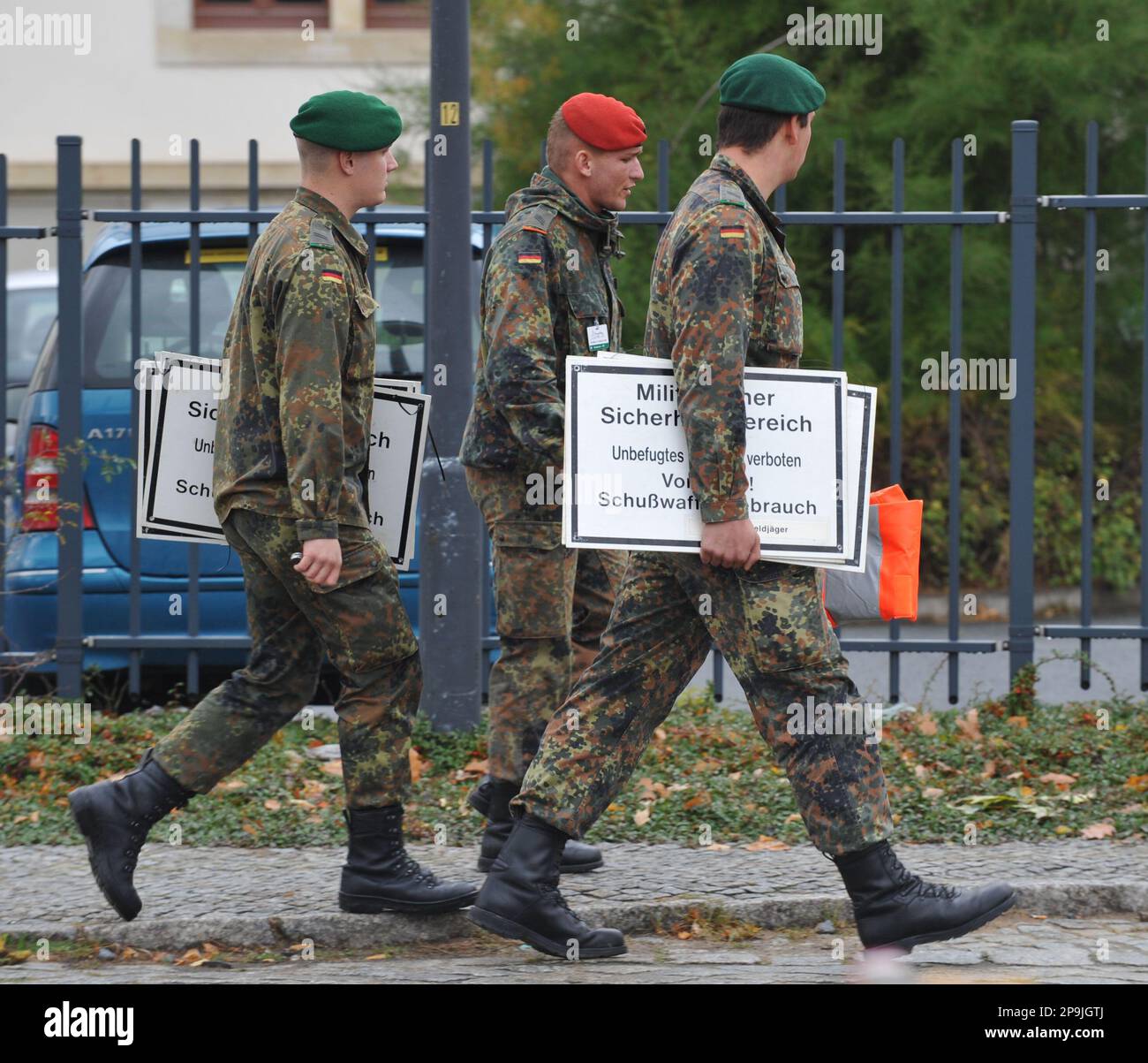 Soldaten tragen Absperrschilder weg am Montag, 6. Oktober 2008, in ...