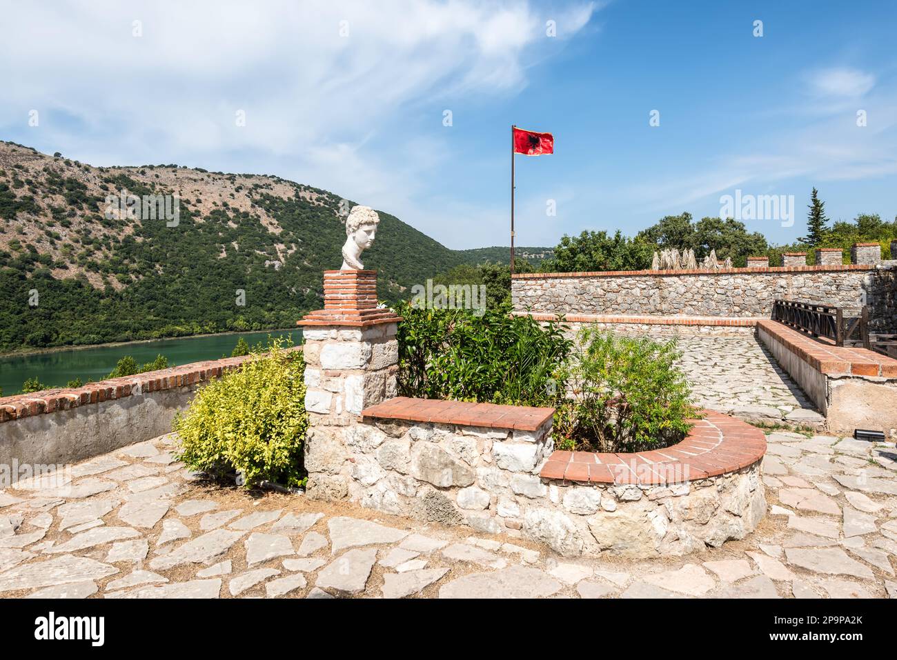 Buthrotum, Albanie - 16 septembre 2021 : drapeau albanais et forteresse ...