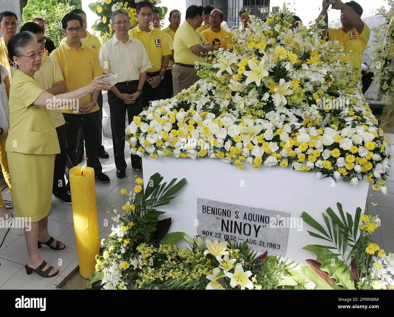 Cancer-stricken former Philippine President Corazon Aquino, left ...