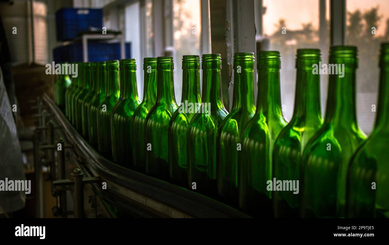 Ligne d'embouteillage de vin - usine automatique à la photo de stock de ...