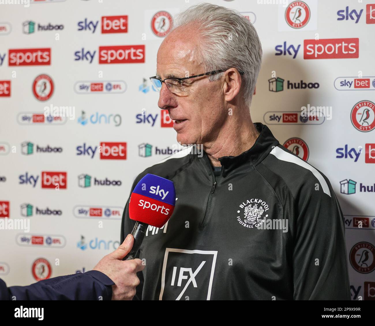 Mick McCarthy, directeur de Blackpool, parle à Sky Sports lors du match ...