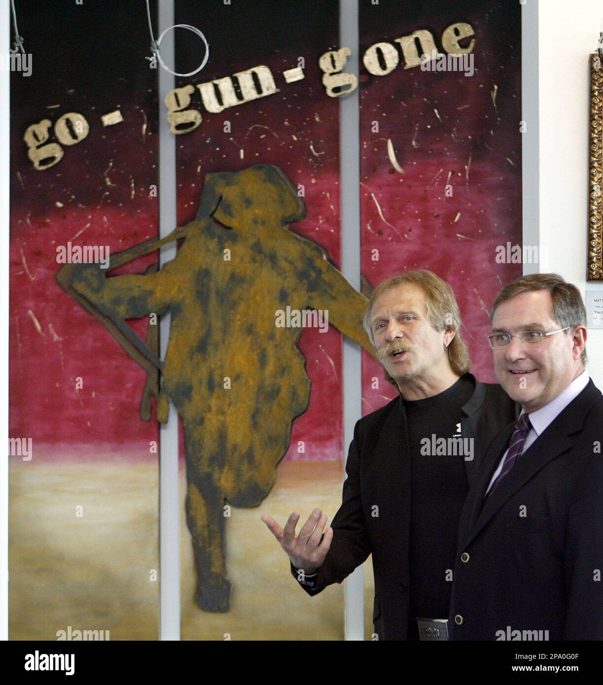 Der Saenger der Koelner Band Hoehner, Henning Krautmacher, links ...