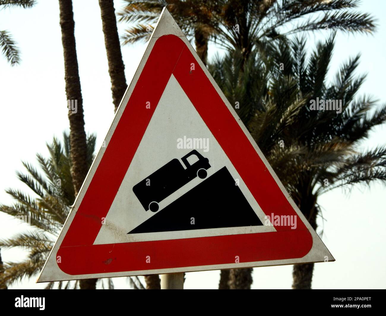 Un panneau de signalisation danger pente raide devant vous, un camion ...