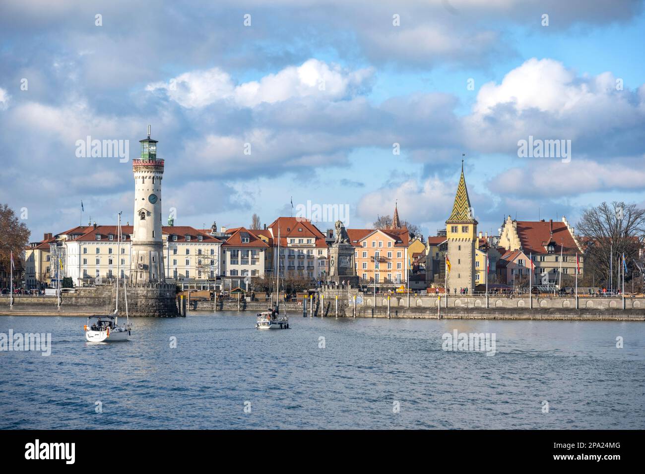 Entrée dans le port de Lindau, jetée avec le phare de New Lindau et le ...