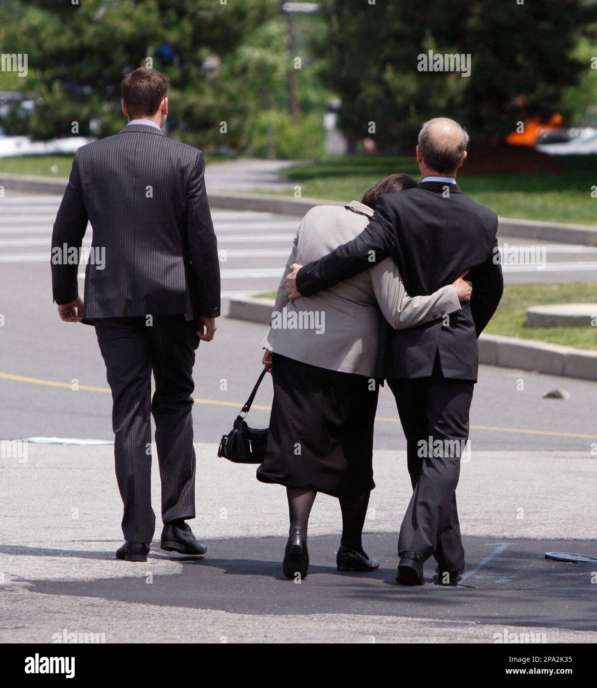 Cliff Entwistle, right, and Yvonne, center, parents of Neil Entwistle ...