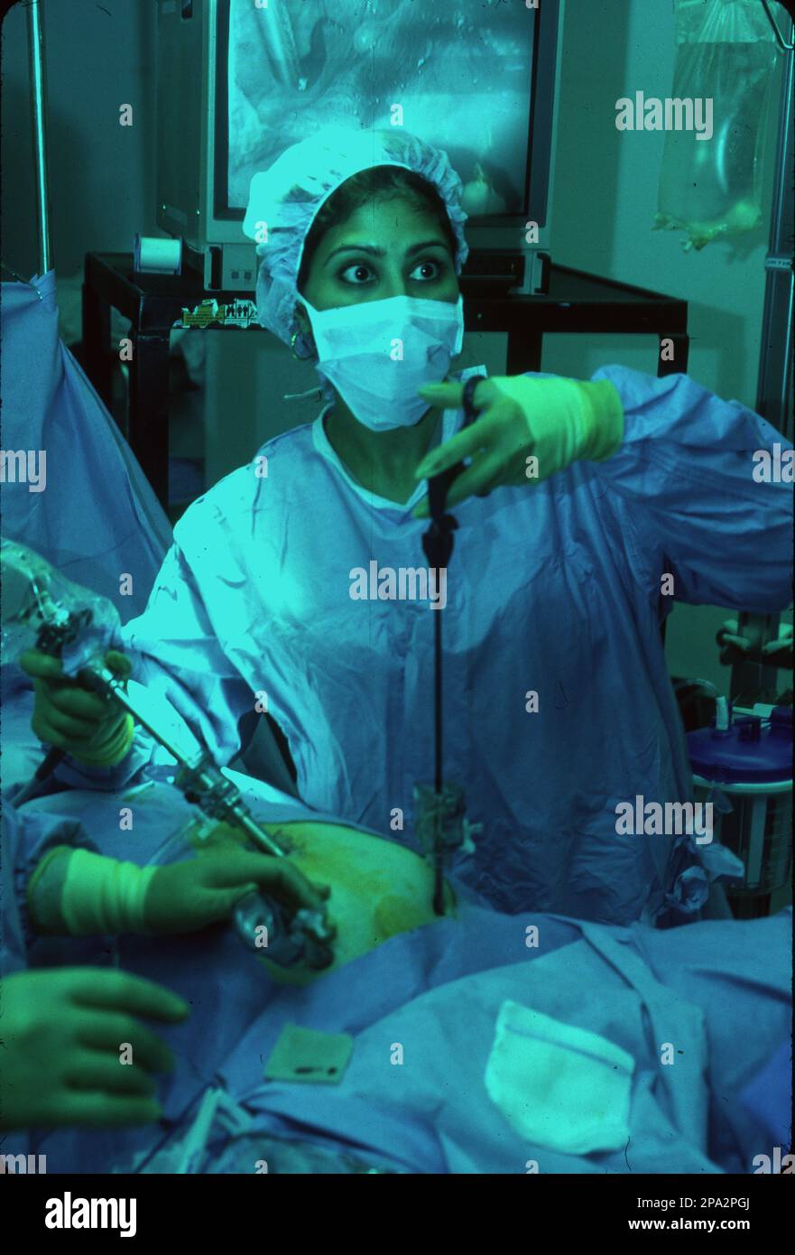 Une femme chirurgien effectue une chirurgie laparoscopique de la vésicule biliaire dans un ...