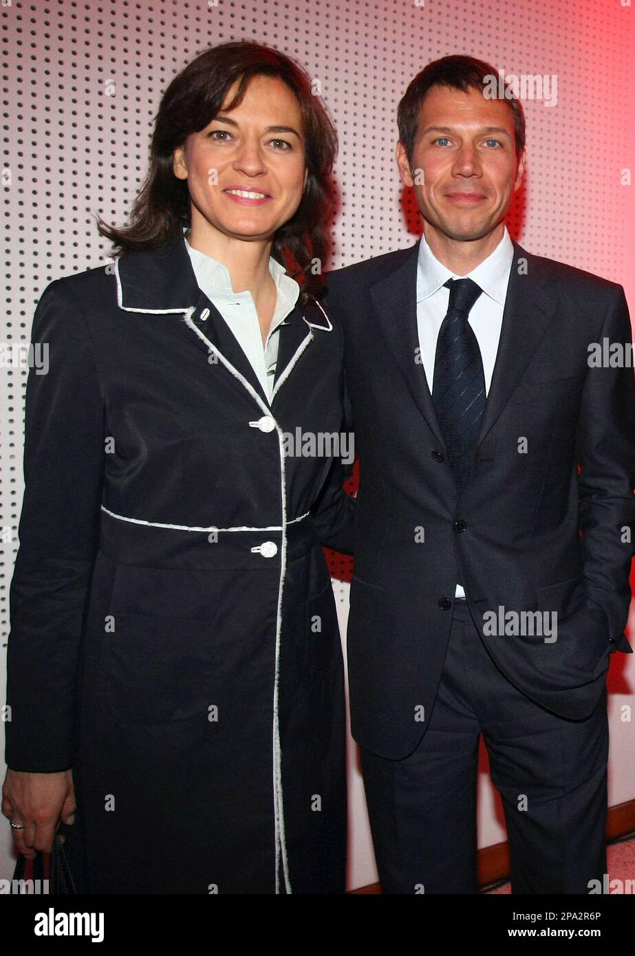 ** ARCHIV ** TV Talkmasterin Maybrit Illner und Telekom Chef Rene ...