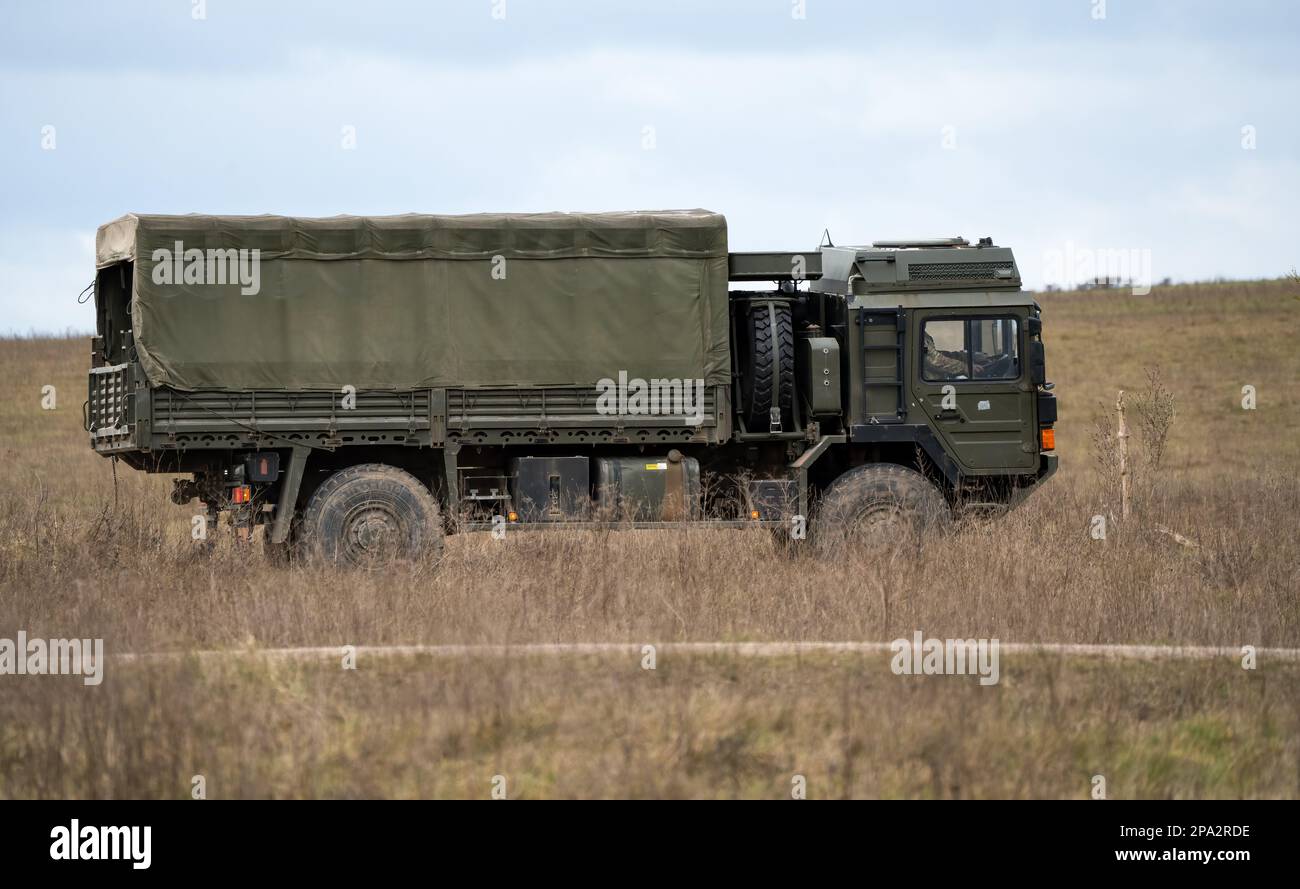 MAN SV 4x4 camion de logistique militaire roulant le long d'une piste ...