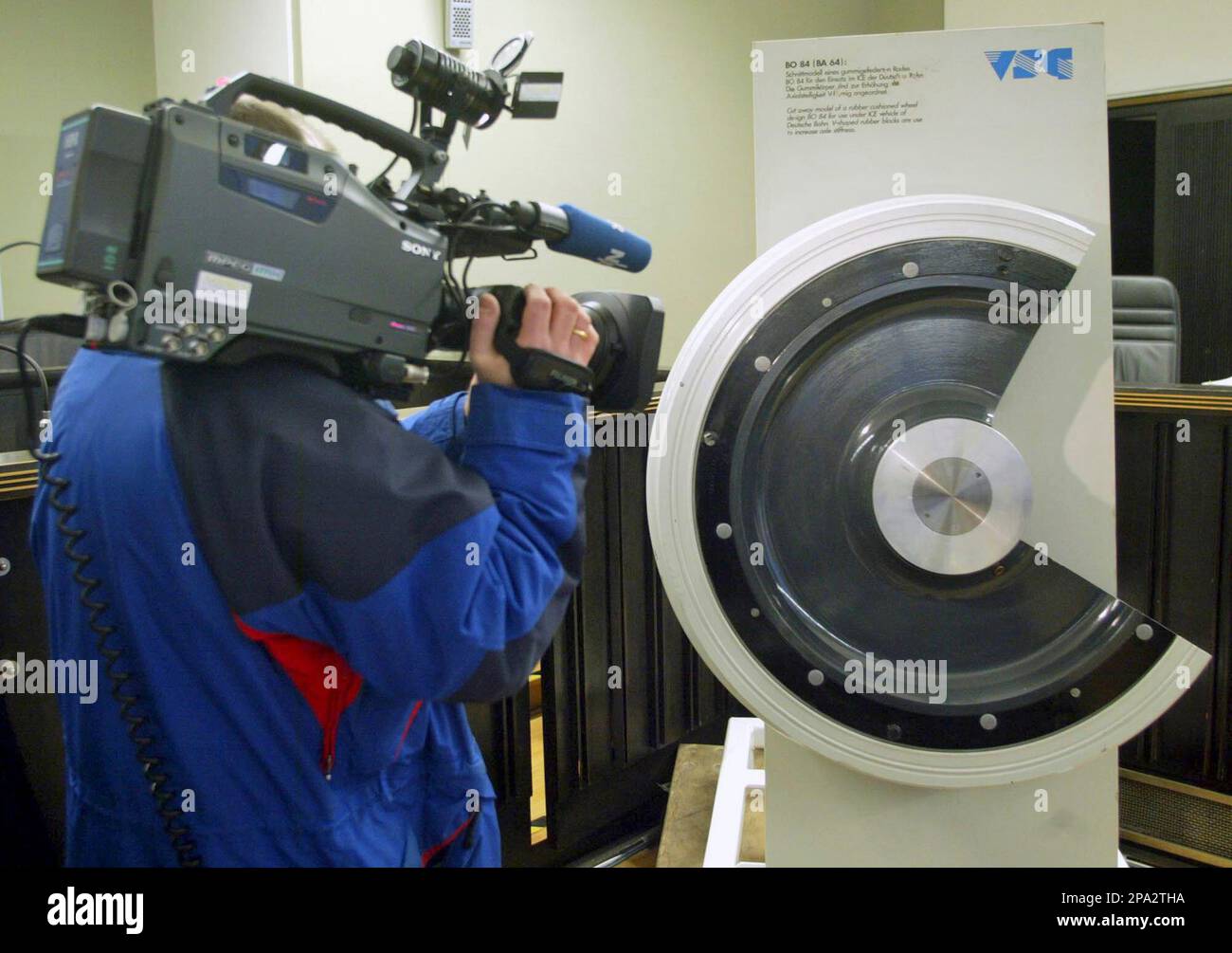 ** ARCHIV ** Ein Kameramann filmt am 15. Jan. 2003 zu Beginn des so ...