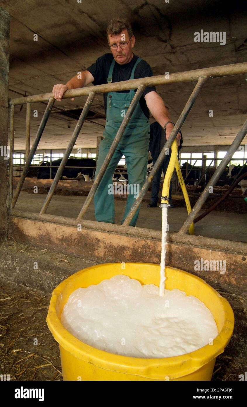 Auf dem Agrarhof Retschow bei Bad Doberan fuellt Landwirt Paul Rinke am ...