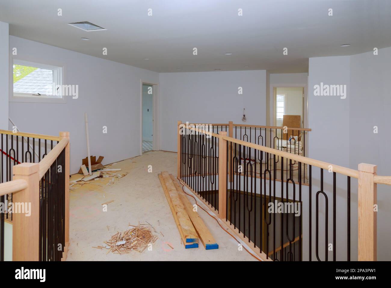 Dans une nouvelle maison, les travaux progressent sur l'assemblage et l ...