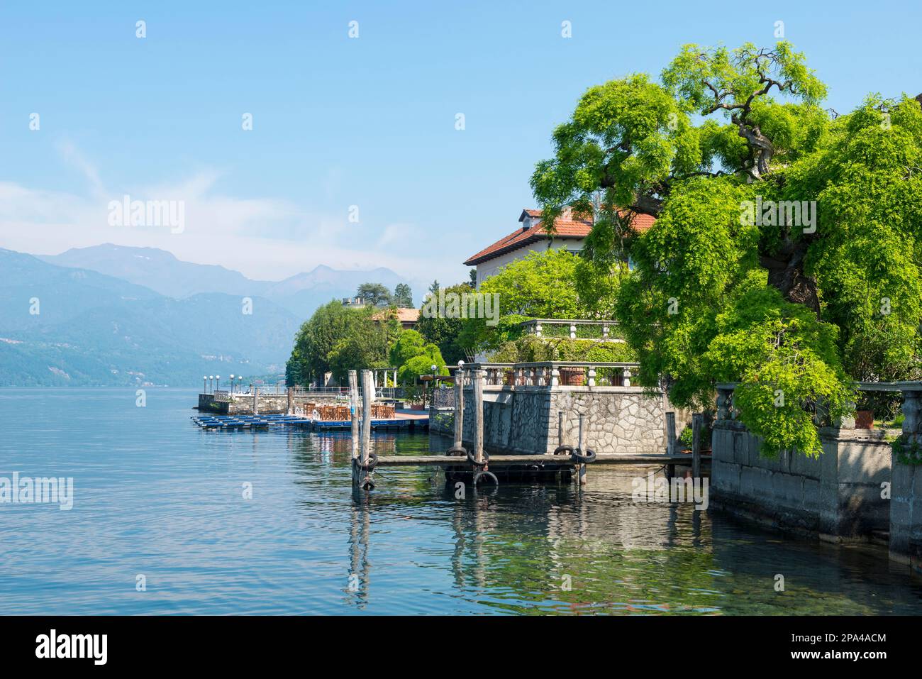 Port et Houe sur le front de mer sur le lac Orta en une journée ...