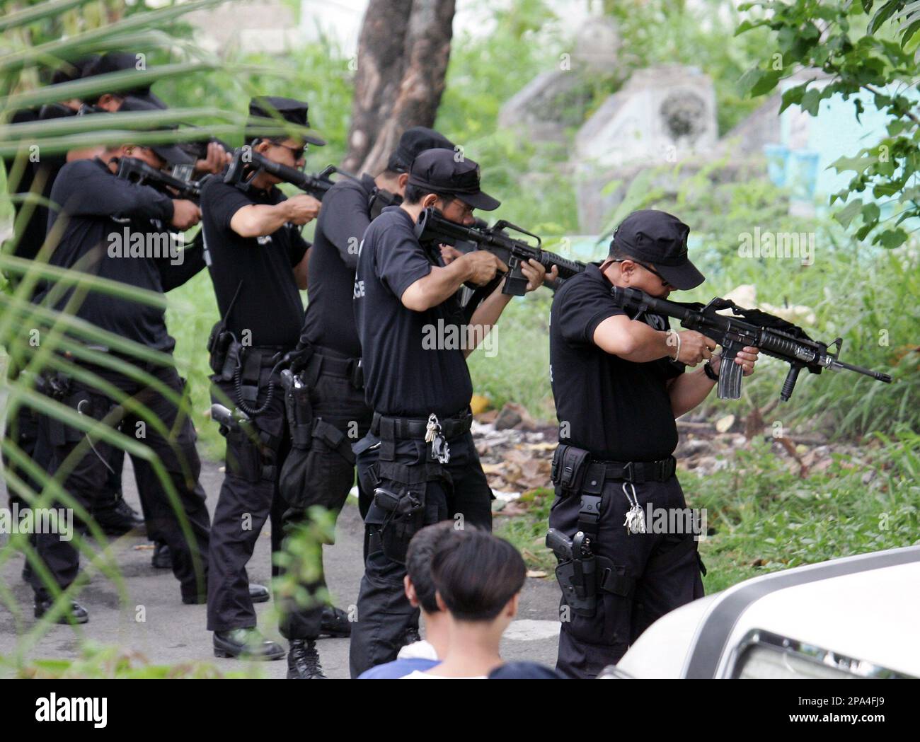 SWAT members of the Manila Police District fire their guns to salute ...