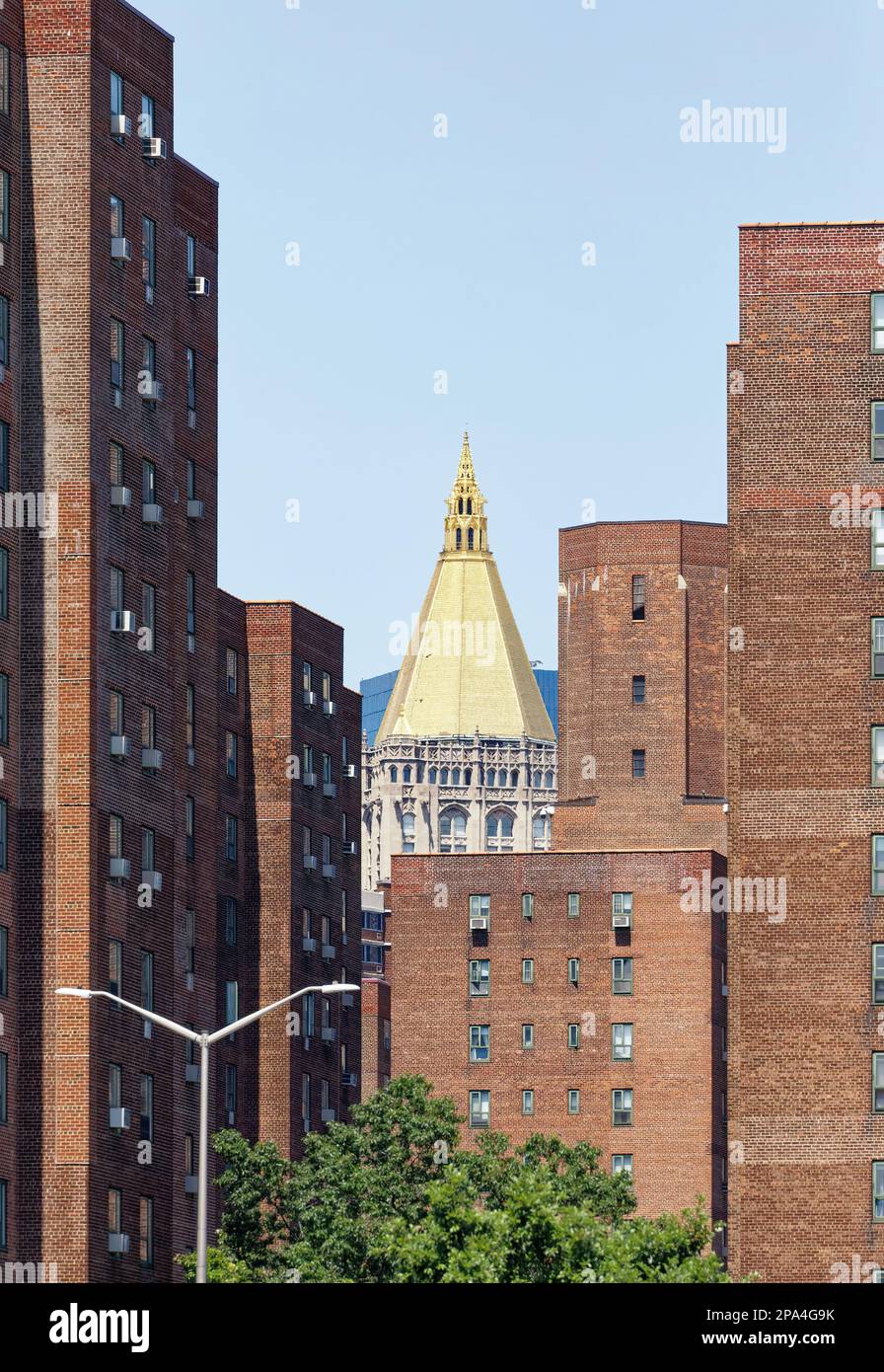 NYC Midtown : le toit en terre cuite doré du New York Life Building est ...