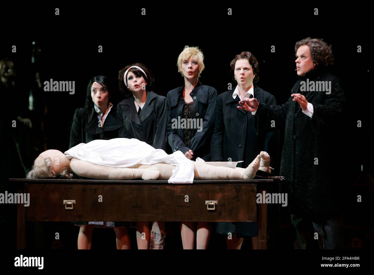 Ruth Brauer-Kvam in der Rolle der Sofie,Tanja Schleiff als Konstanze ...