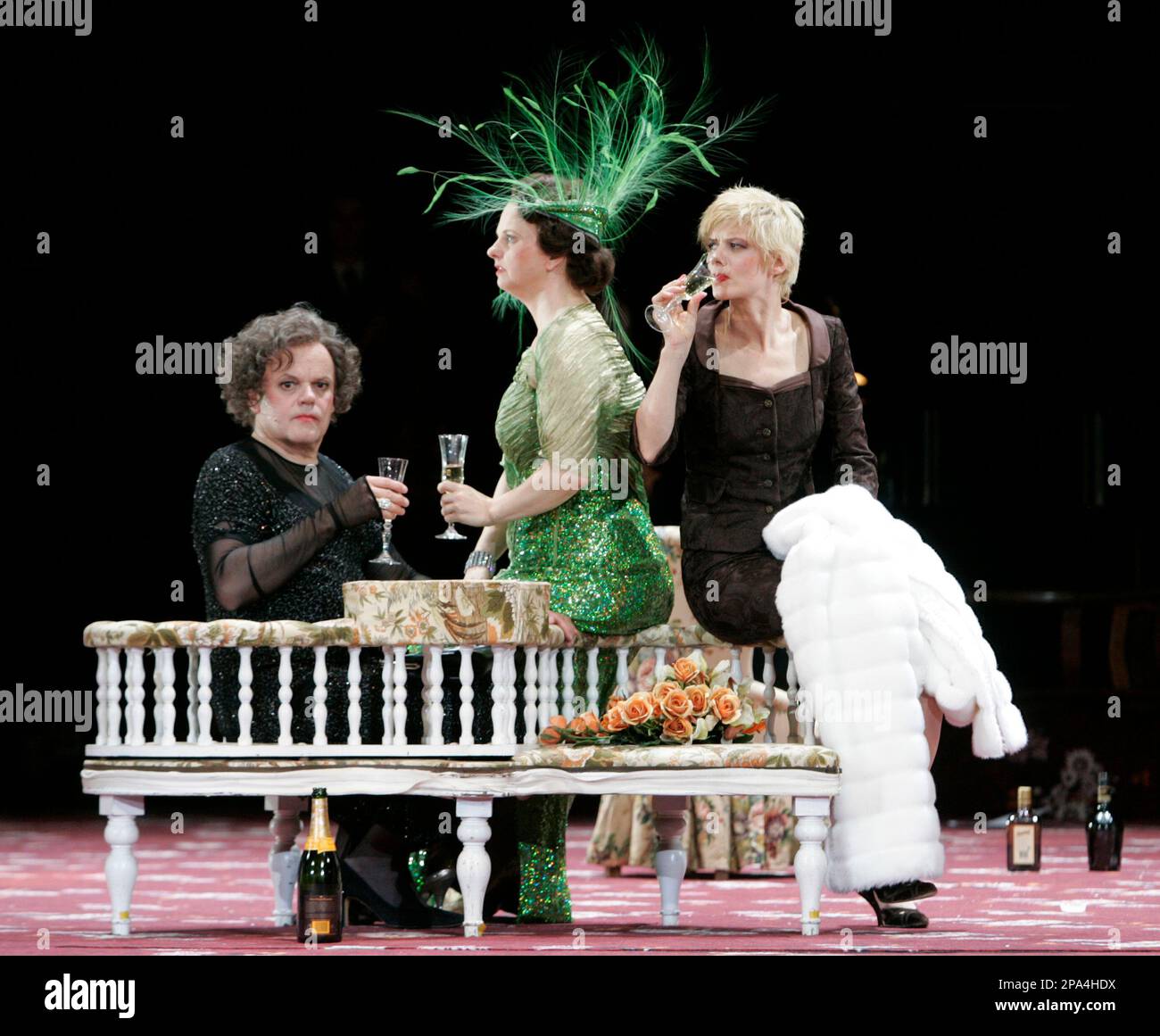 Robert Meyer in der Rolle der Cilly, Ulrike Beimpold als Josefa und ...