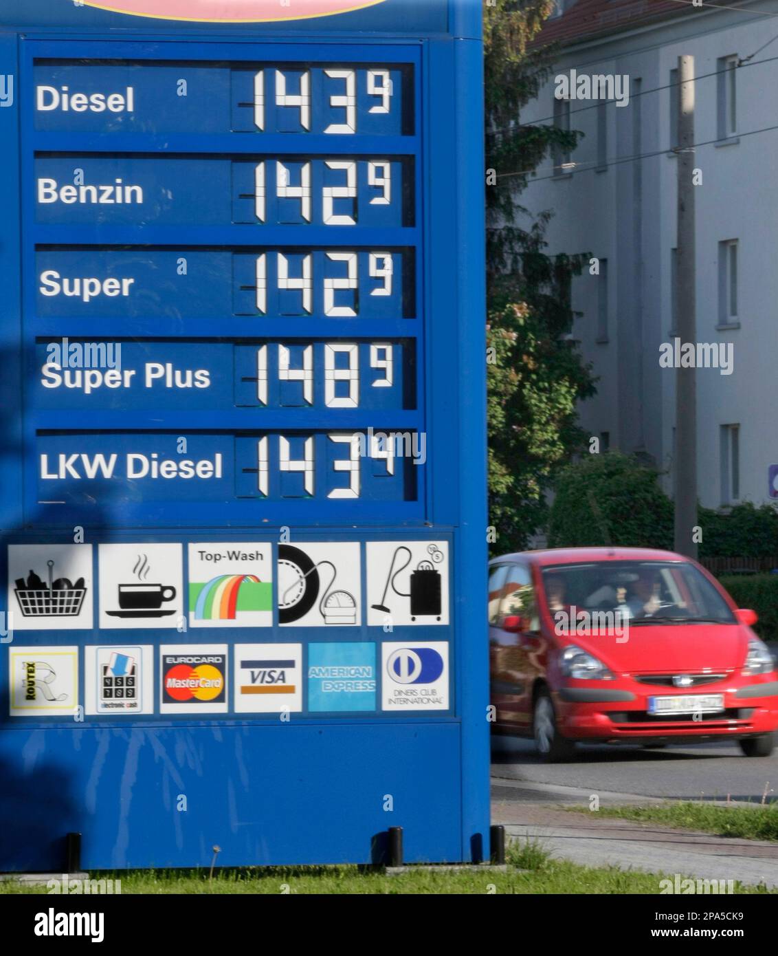 Die Preistafel einer Tankstelle in Dresden zeigt am Samstag, 10. Mai ...