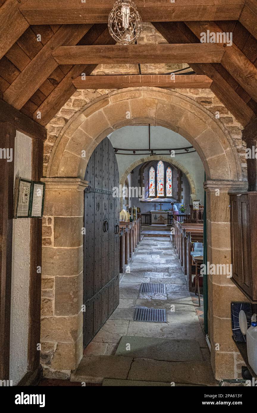 Un arrangeur de fleurs à l'œuvre dans l'église Saint-Pierre, Terwick ...