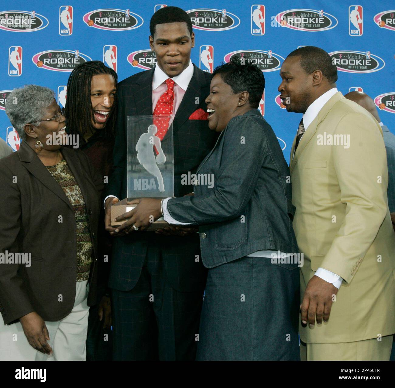 Seattle SuperSonics' Kevin Durant, center, stands with his parents ...