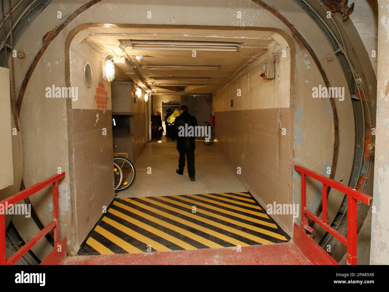 ** ARCHIV ** Blick auf eine Durchgangsschleuse am 28. Februar 2008, im ...