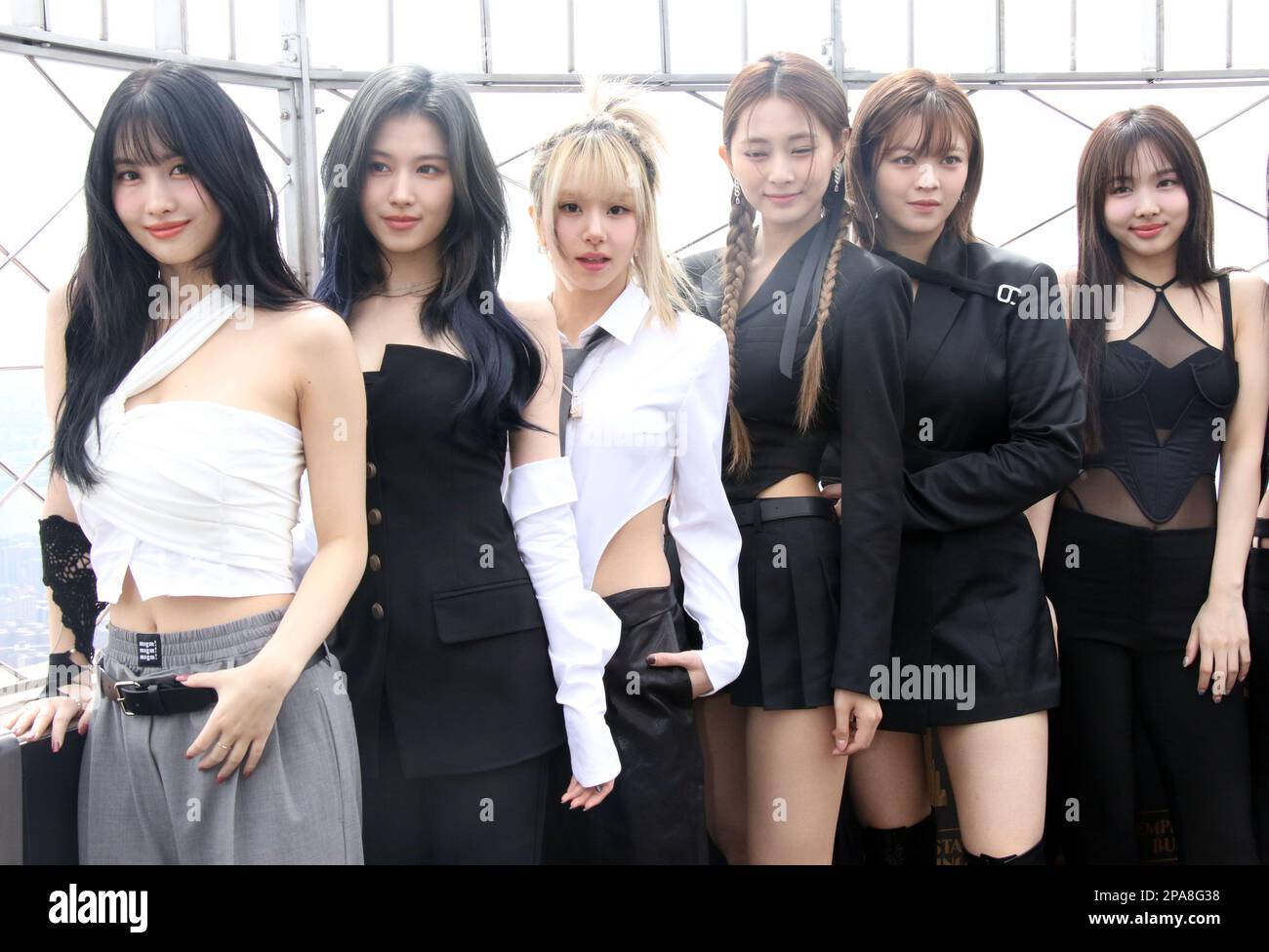 10 mars 2023 Momo, Sanaa, ChaeYoung, Tzuyu, Jeongyeon, Nayeon, deux FOIS et musiciens sur Call ...