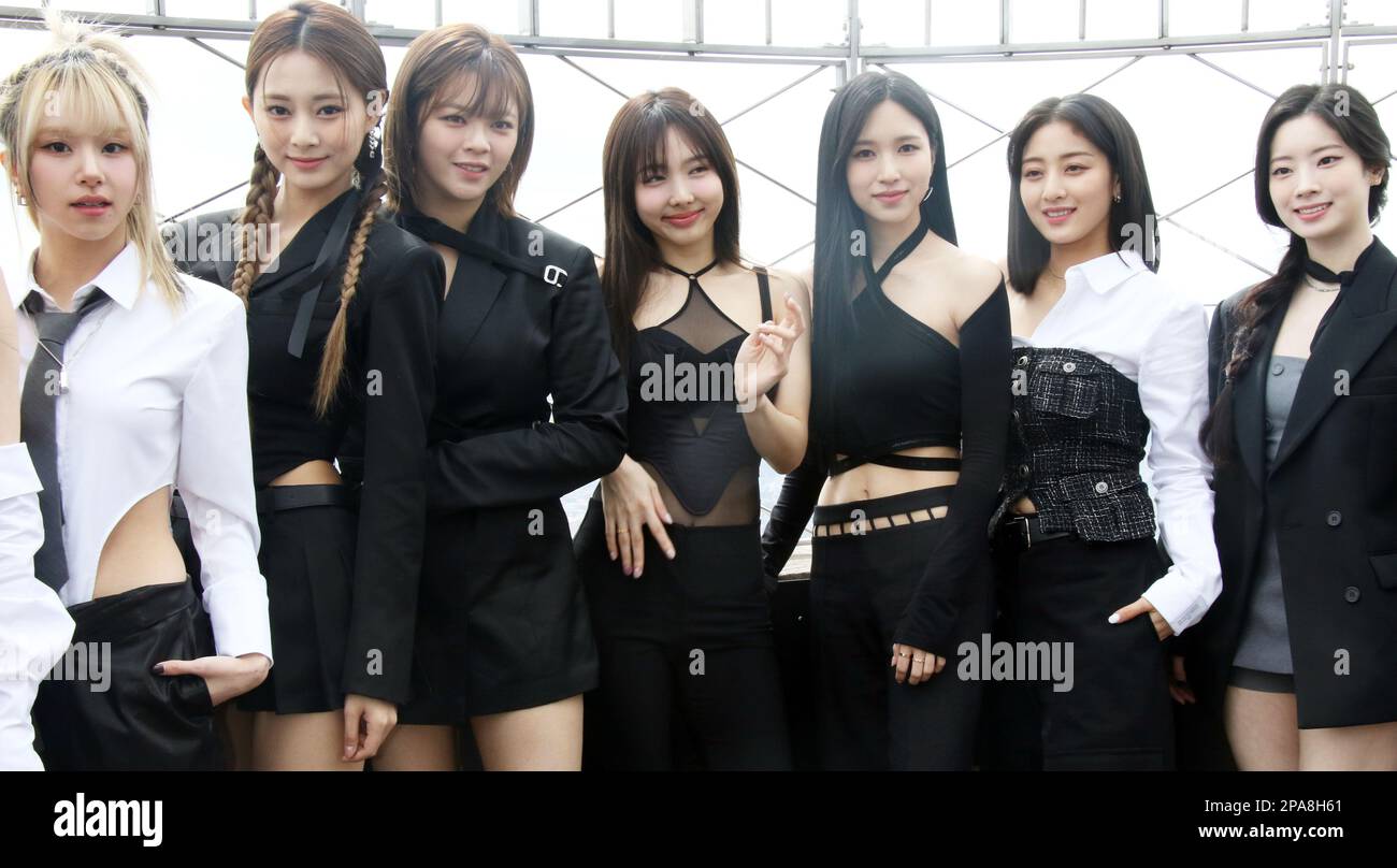 10 mars 2023 Momo, Sanaa, ChaeYoung, Tzuyu, Jeongyeon, Nayeon, Mina, Jihyo et Dahyun assistent ...
