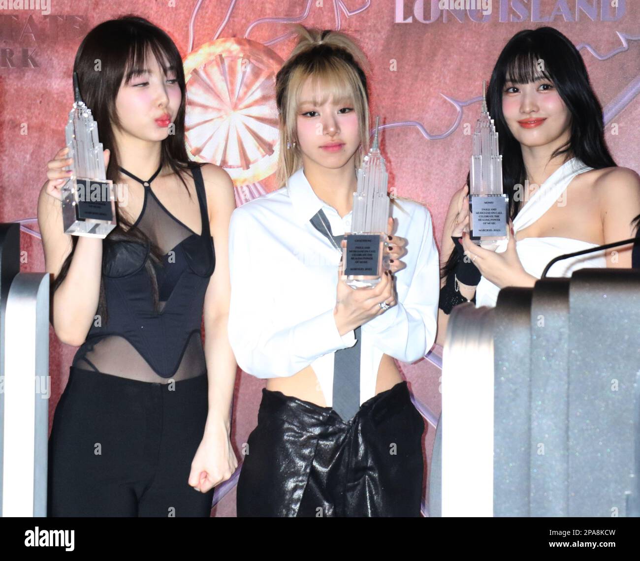 10 mars 2023 Nayeon, ChaeYoung, Momo, assistent deux FOIS et des musiciens sur appel à la ...