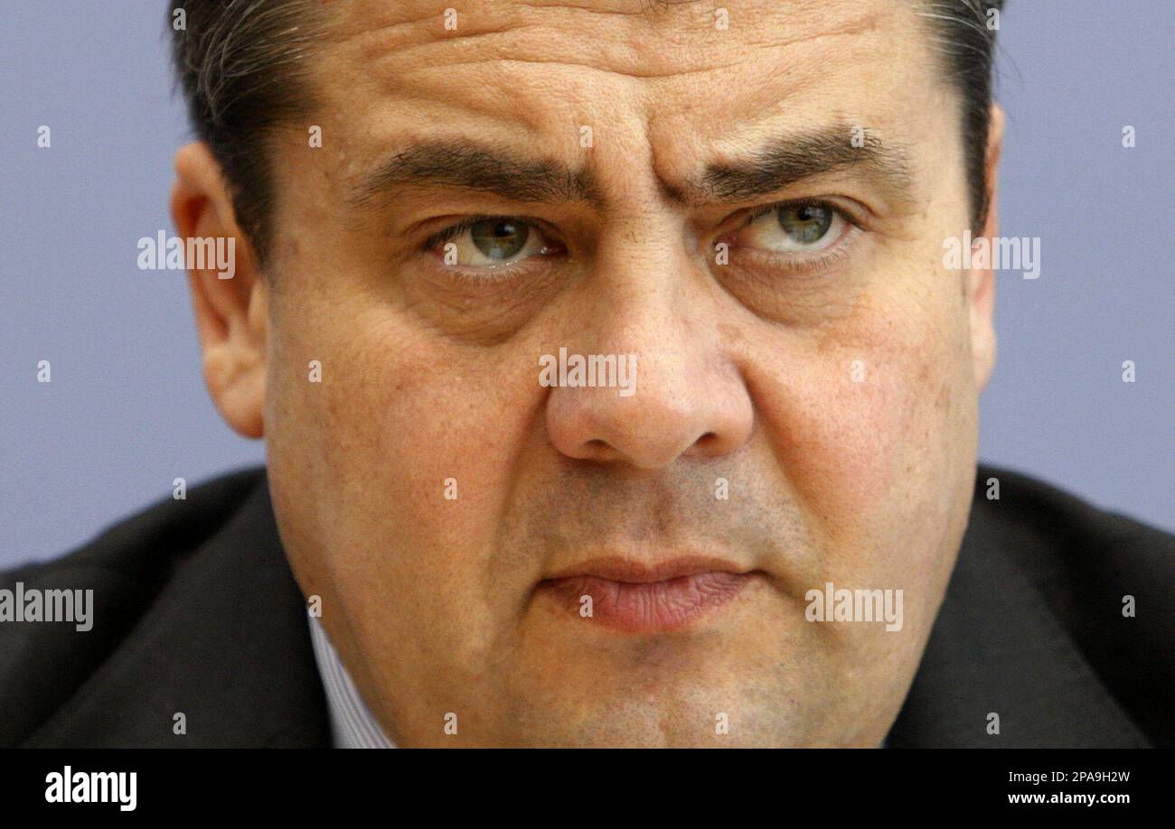 ** ARCHIV ** Bundesumweltsminister Sigmar Gabriel spricht am 23. Januar ...