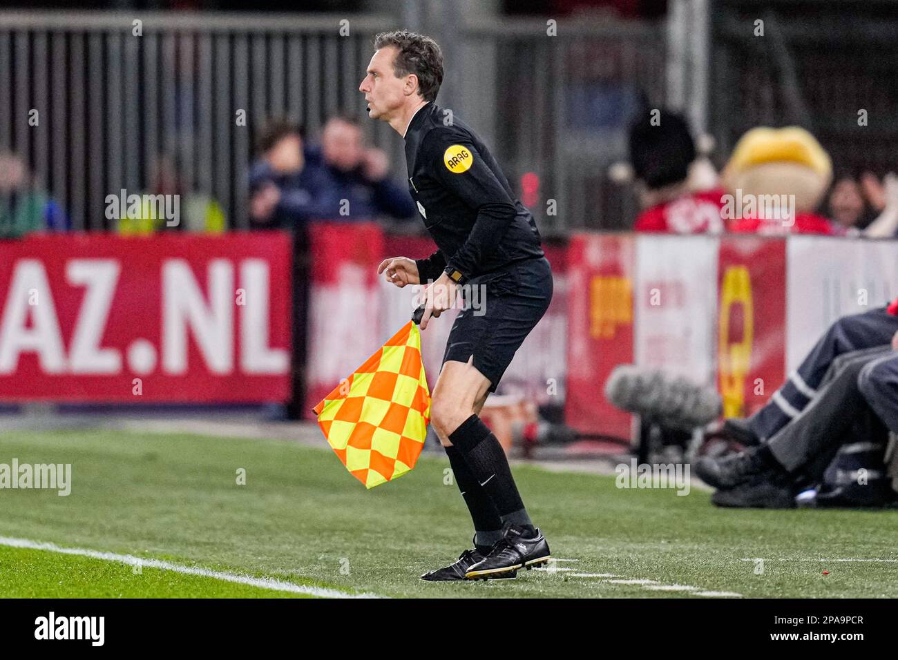 ALKMAAR, PAYS-BAS - MARS 11 : arbitre adjoint Dave Goossens lors du ...