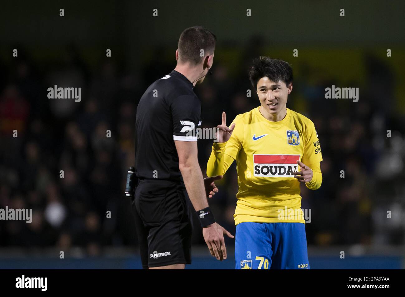 Arbitre Wesli de Cremer et Yusuke Matsuo de Westerlo photographiés après un match de football ...